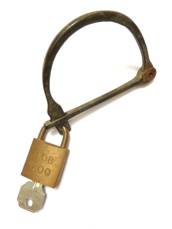 ZMW Militaria | Military D-Lock & Padlock No.200